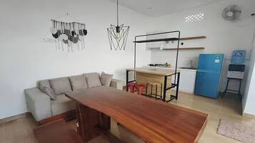 Vila, 2 quartos | Sala de estar | TV de tela plana