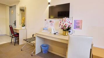 Secretária, ferro/tábua de engomar, Wi-fi grátis