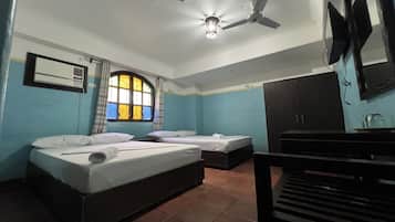 Quarto casal | Escrivaninha, Wi-Fi de cortesia, roupa de cama