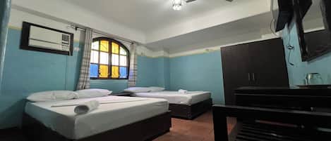 Quarto Duplo | Secretária, Wi-fi grátis, roupa de cama fornecida