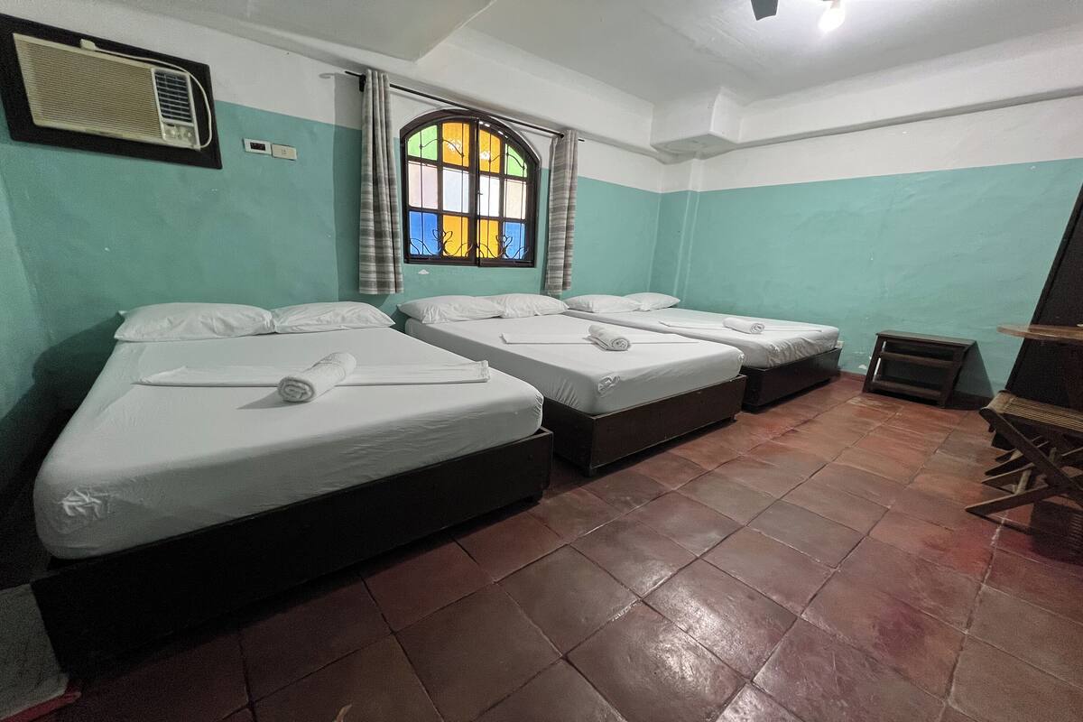 Quarto Familiar | Secretária, Wi-fi grátis, roupa de cama fornecida 