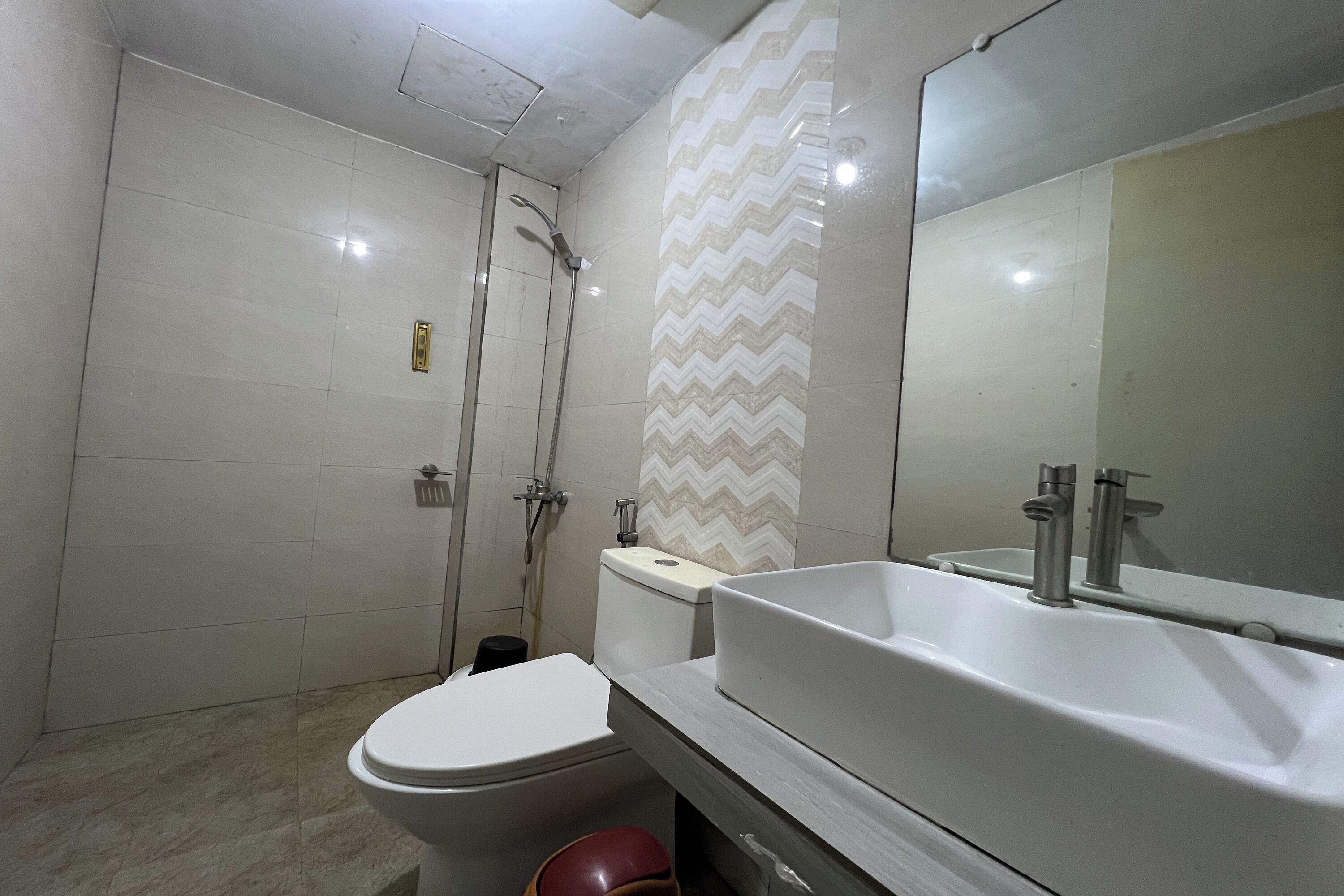 Dormitório Partilhado | Casa de banho | Um polibã, um chuveiro fixo, toalhas fornecidas 