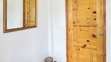 Quarto Superior, varanda | Minibar, secretária, ferro/tábua de engomar, Wi-fi grátis