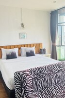 Quarto Deluxe, varanda | Minibar, secretária, ferro/tábua de engomar, Wi-fi grátis 