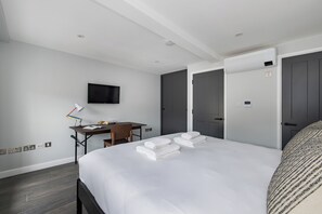 Apartamento | Sala de estar | Televisor de ecrã plano de 44 polegadas com canais por cabo 