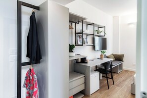 Quarto casal luxo, vista parcial para o lago | Cortinas blackout, ferros/tábuas de passar roupa, Wi-Fi de cortesia