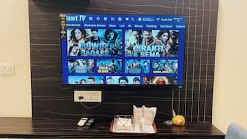 Quarto família | Frigobar, escrivaninha, espaço de trabalho para notebook