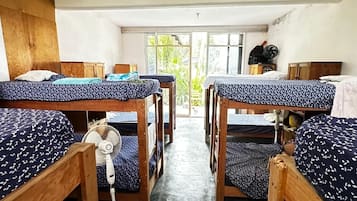 Dormitório Partilhado Básico, várias camas, vista para o pátio | Sala de estar