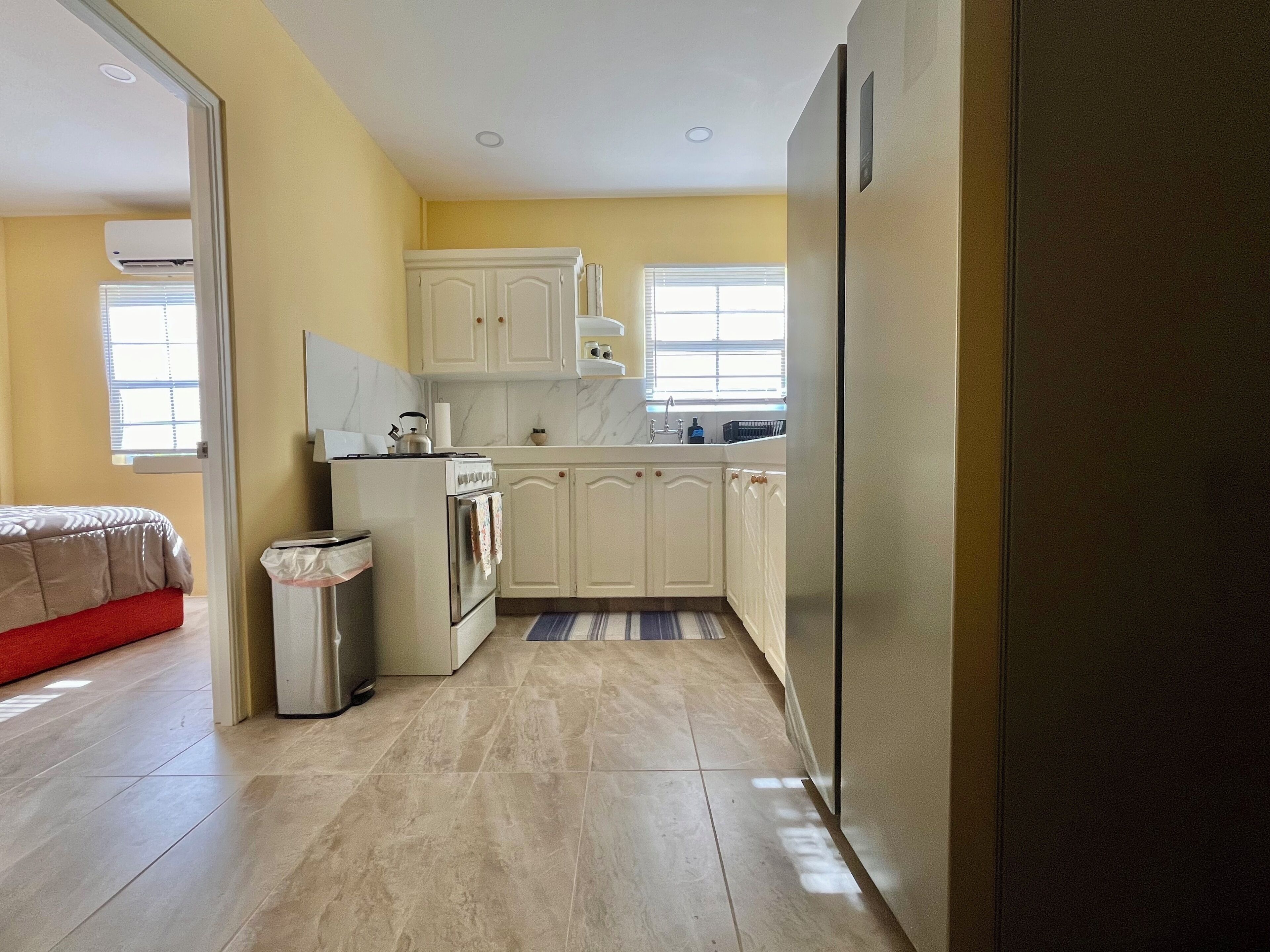 Luxurious And Cozy Lower Level 2-bedroom Apartment With Ac And Hot Water - Granada