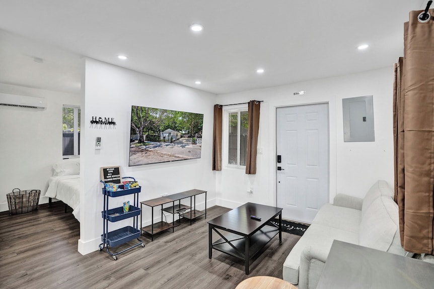 Central Miami Getaway Stylish Stay Steps From Everything - Palmer Lake, Miami