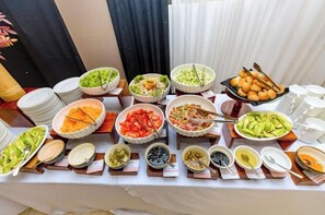 Café da manhã para viagem grátis todos os dias