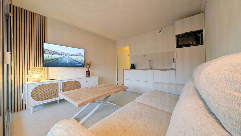 Seaside, Cosy Apartment + Parking, Facing Santa Lucia Harbour - Cap Estérel