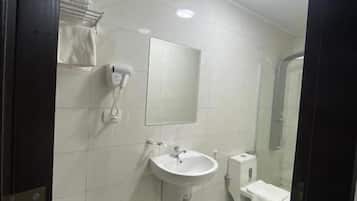 Quarto casal | Banheiro | Chuveiro, produtos de toalete grátis, toalhas de banho, sabonete