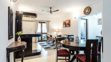 Apartamento superluxo, 2 quartos, varanda, vista para a piscina | Área de estar