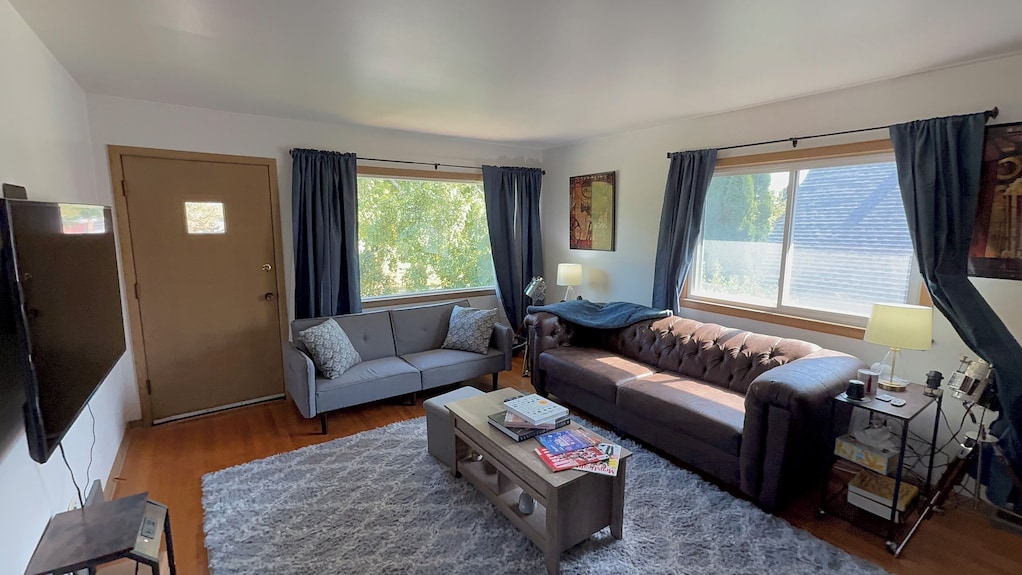 Quiet Retreat In Morgan Heights, Sleeps 6, 1.5 Baths - Milwaukee, WI