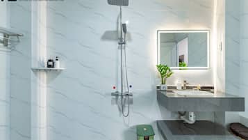 Quarto Quádruplo Familiar, varanda, Vista para a cidade | Casa de banho | Um polibã, um secador de cabelo, toalhas fornecidas, sabão