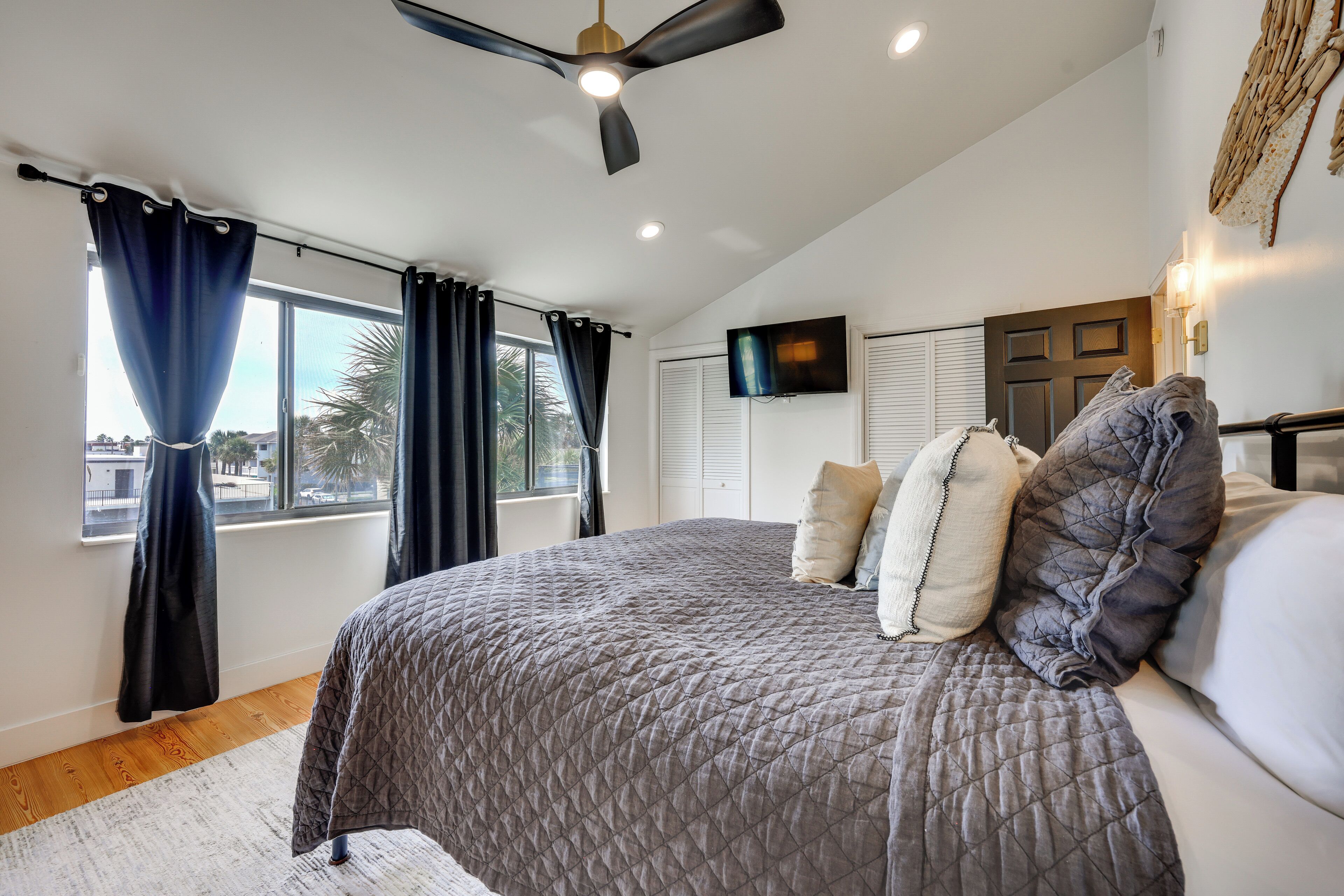 Steps To Sand: Townhome W/ Balcony In Jax Beach! - Jacksonville, FL