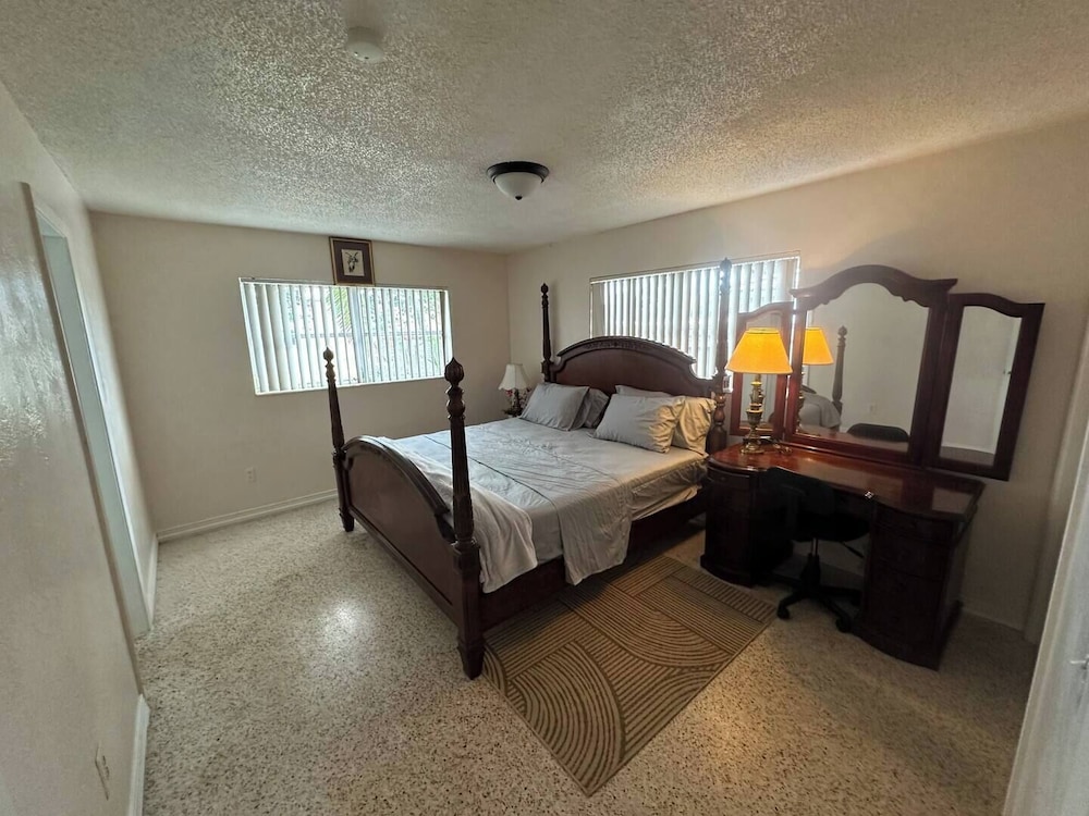 Retro 3-bedroom house 8 min from the beach AC in Kenneth City ...