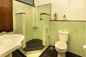 Vila luxo, sacada, vista para a cidade | Banheiro | Chuveiro, produtos de toalete grátis, secador de cabelo, chinelos