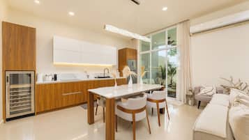 Villa Exclusiva, 3 quartos, vista para a piscina | Cozinha privada | Uma chaleira elétrica