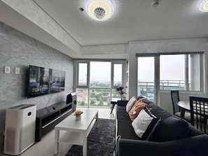 Condo família, 1 quarto, acesso à piscina, ao lado da piscina | Sala de estar | Smart TV 32 polegadas com canais digitais