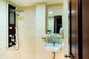 Quarto Duplo Standard | Casa de banho | Um polibã, um secador de cabelo, toalhas fornecidas, sabão 
