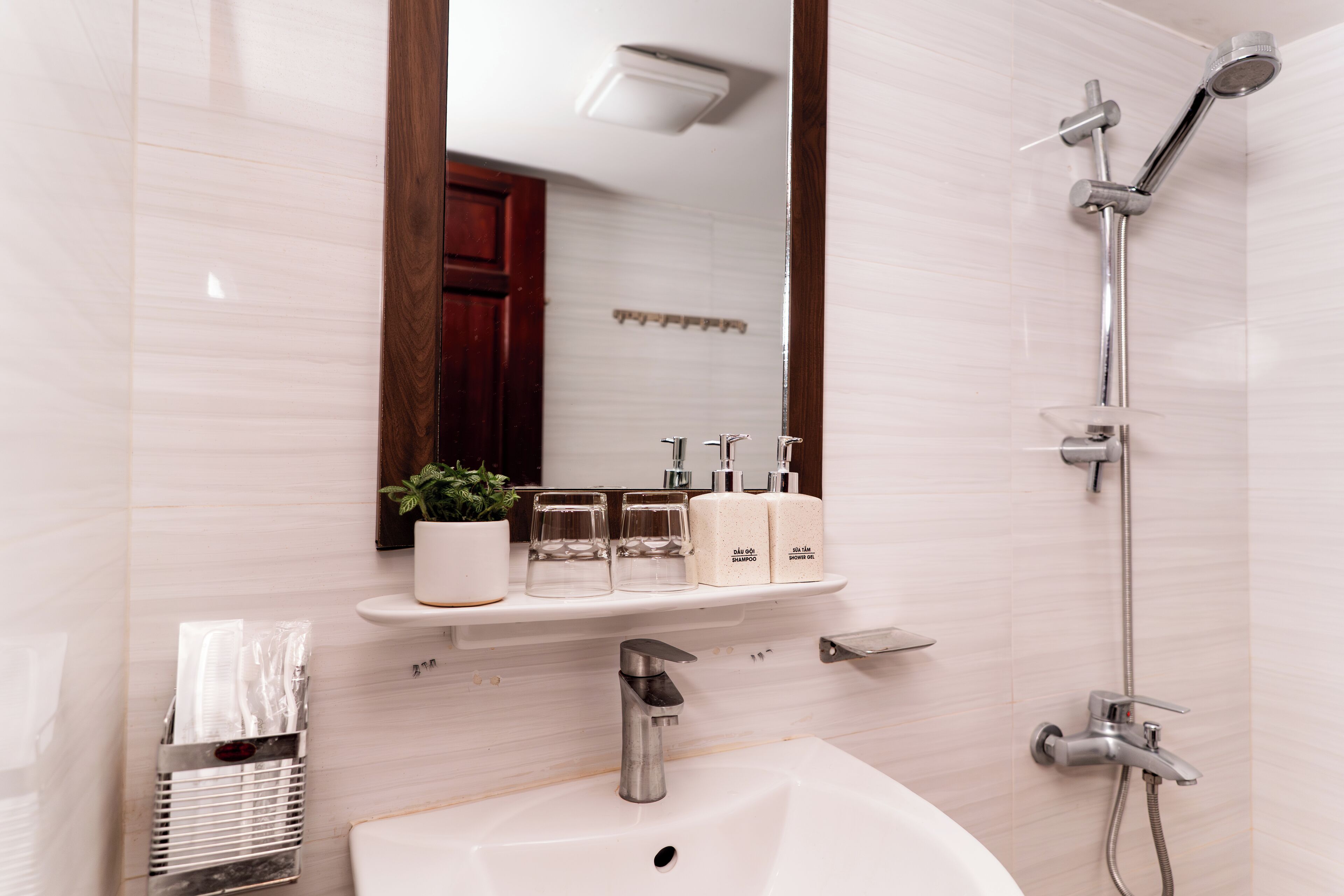 Quarto casal superior | Banheiro | Chuveiro, secador de cabelo, toalhas de banho, sabonete