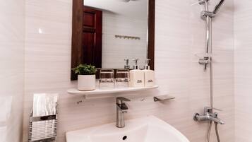 Quarto casal superior | Banheiro | Chuveiro, secador de cabelo, toalhas de banho, sabonete