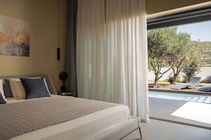 Quarto com cama, pintura, mesa de cabeceira e vista para a piscina e área externa.
