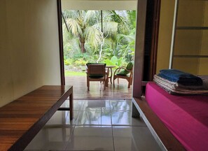 Quarto básico, vista para o jardim | Escrivaninha, espaço de trabalho para notebook, Wi-Fi de cortesia