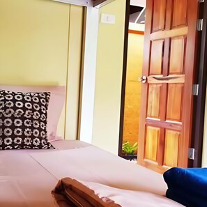 Quarto básico, vista para o jardim | Escrivaninha, espaço de trabalho para notebook, Wi-Fi de cortesia