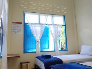 Quarto Twin, vista para o jardim | Secretária adequada para computadores portáteis, Wi-fi grátis 