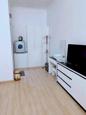 Quarto solteiro superior | Escrivaninha, Wi-Fi de cortesia, roupa de cama
