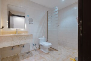 Estúdio, 1 cama Queen | Espaço de trabalho para notebook, cortinas blackout