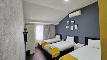 Quarto Triplo, Vista para a cidade | Quartos insonorizados, ferro/tábua de engomar, Wi-fi grátis