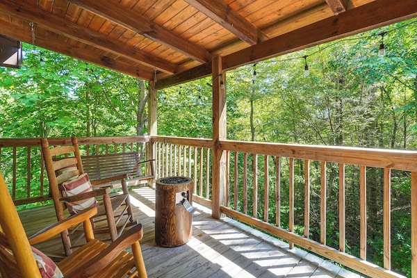 Hot Tub & Game Area: Rustic Cabin 5 Mi To Gsmnp - Gatlinburg, TN