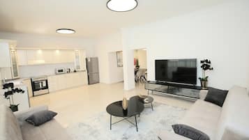 Apartamento | Sala de estar | TV de ecrã plano
