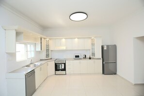 Apartamento | Cozinha privada | Chaleira elétrica, cadeirão de bebê