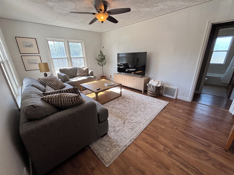 Cozy 4-bed 2-bath In Sioux City: Perfect For Families Or Co-workers - Sioux City, IA