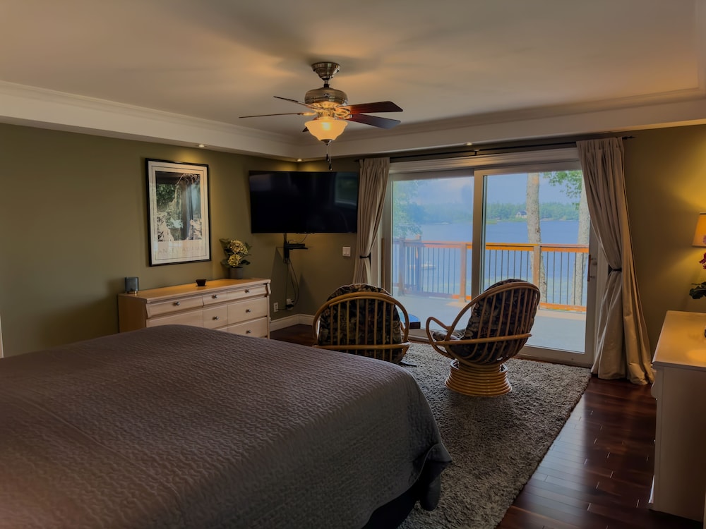 Private Lakefront Muskoka Living on Muldrew Lake - Gravenhurst | Vrbo
