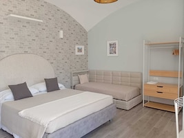 Margherita | Cofres nos quartos, escrivaninha, cortinas blackout
