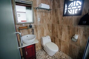 Quarto Duplo ou Twin Deluxe, vista para o oceano | Casa de banho | Um polibã, um secador de cabelo, toalhas fornecidas, sabão