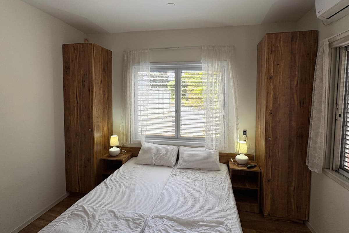 Quarto casal ou duplo clássico, vista para o jardim | Cofres nos quartos, ferros/tábuas de passar roupa, Wi-Fi de cortesia