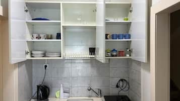 Quarto casal ou duplo conforto, vista para o jardim | Cozinha privada | Micro-ondas, talheres/pratos/utensílios de cozinha