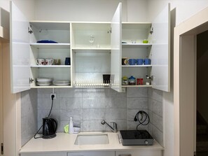 Quarto casal ou duplo conforto, vista para o jardim | Cozinha privada | Micro-ondas, talheres/pratos/utensílios de cozinha