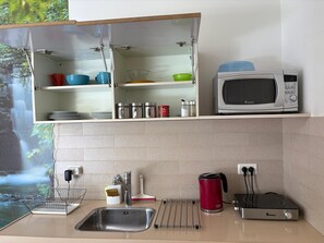 Quarto Duplo ou Twin Clássico, vista para o jardim | Cozinha privada | Um micro-ondas, utensílios de cozinha