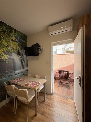 Quarto família, vista para o jardim | Área de estar