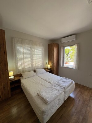 Quarto casal ou duplo clássico, vista para o jardim | Cofres nos quartos, ferros/tábuas de passar roupa, Wi-Fi de cortesia