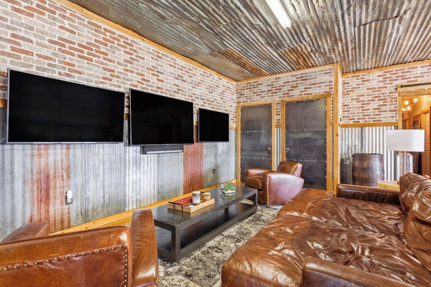 Magnolia Ranch Waco, A 42-acre Luxury Ranch Retreat & Tiny Home, Sleeps 15, Pool - 웨이코