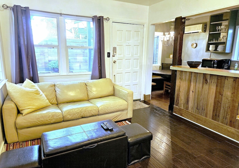 North Hollywood Arts Districts Whole House With Patio + Pets Stay Free - Beverly Hills, CA